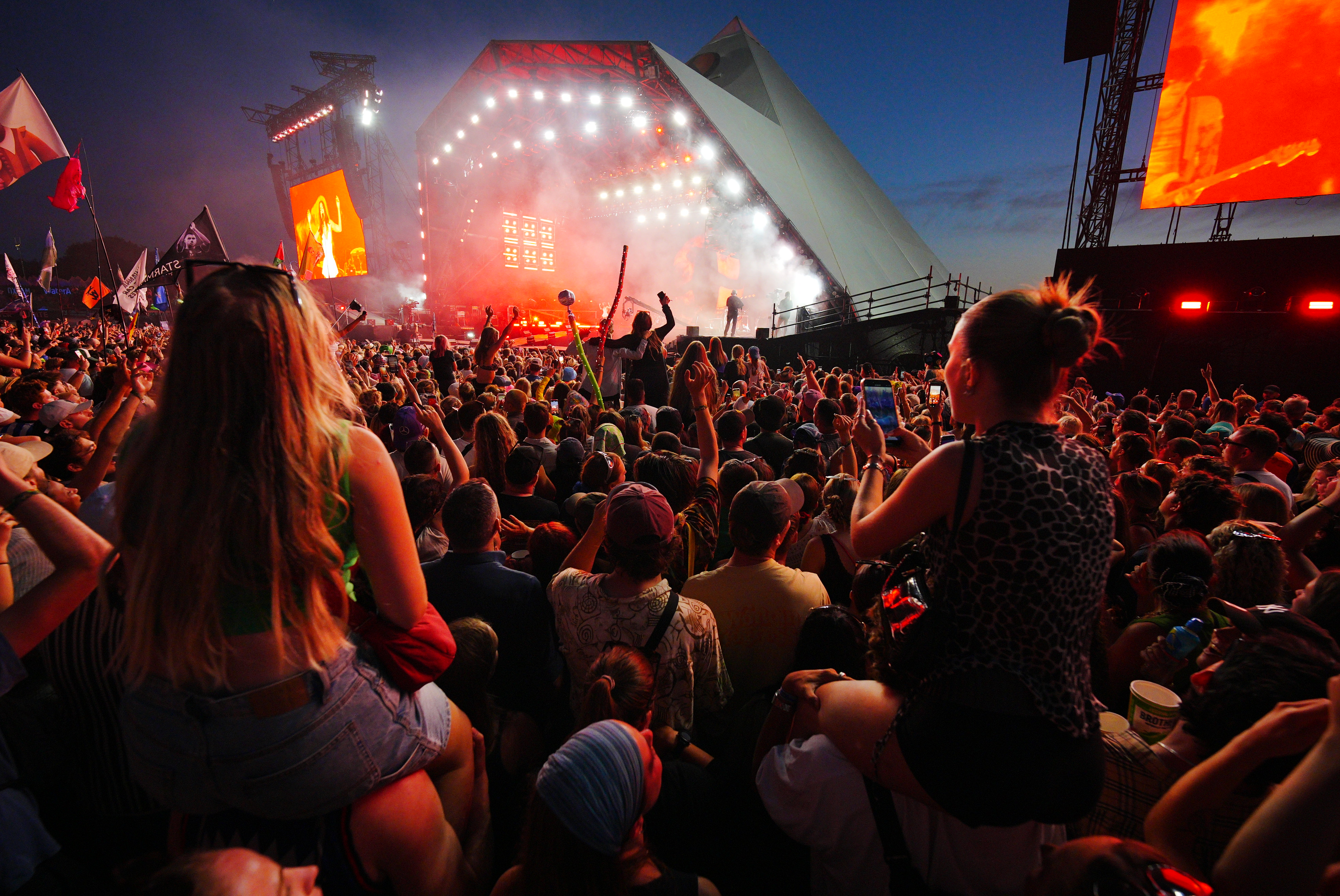 The best Glastonbury 2025 photos from wild outfits to stunning sunsets ...