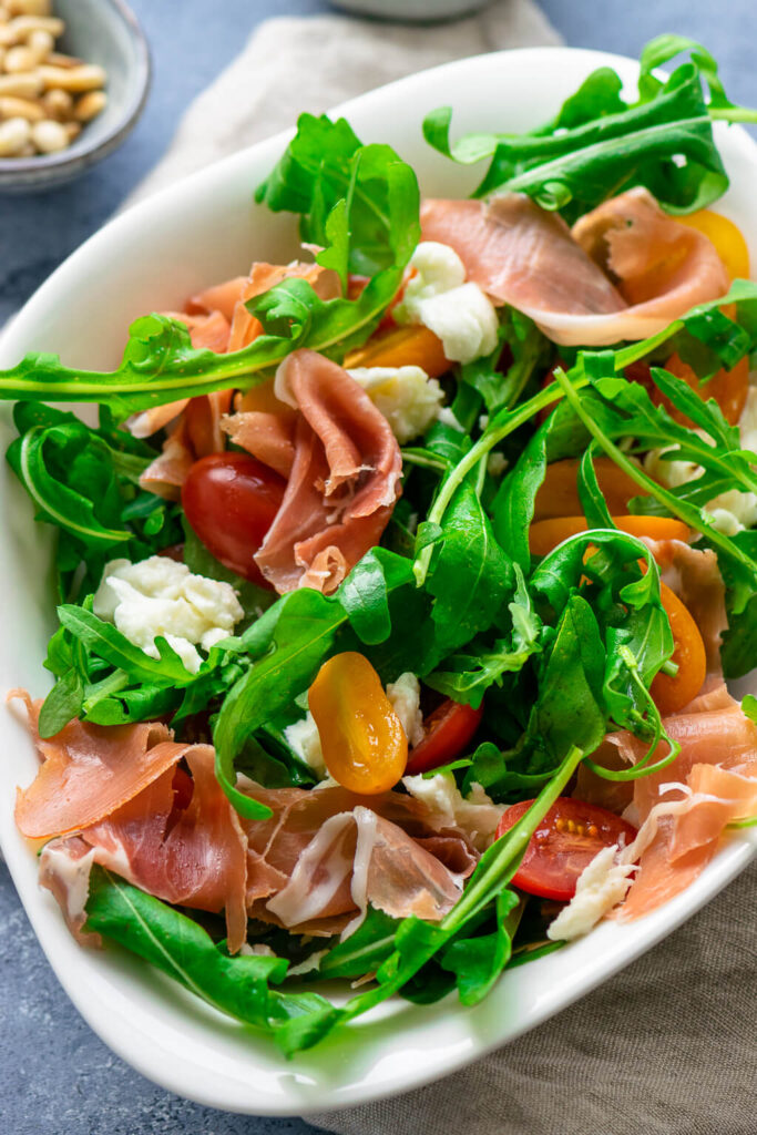 Rucolasalat mit Mozzarella & Serrano Schinken