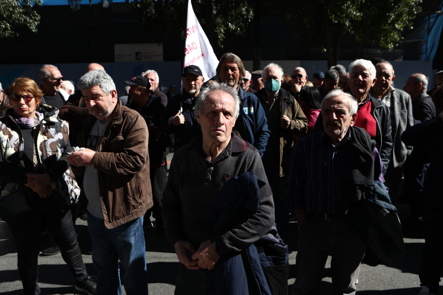 Διαδοχική ασφάλιση: Σύνταξη έως 10 χρόνια νωρίτερα για πάνω από 30.000 ...