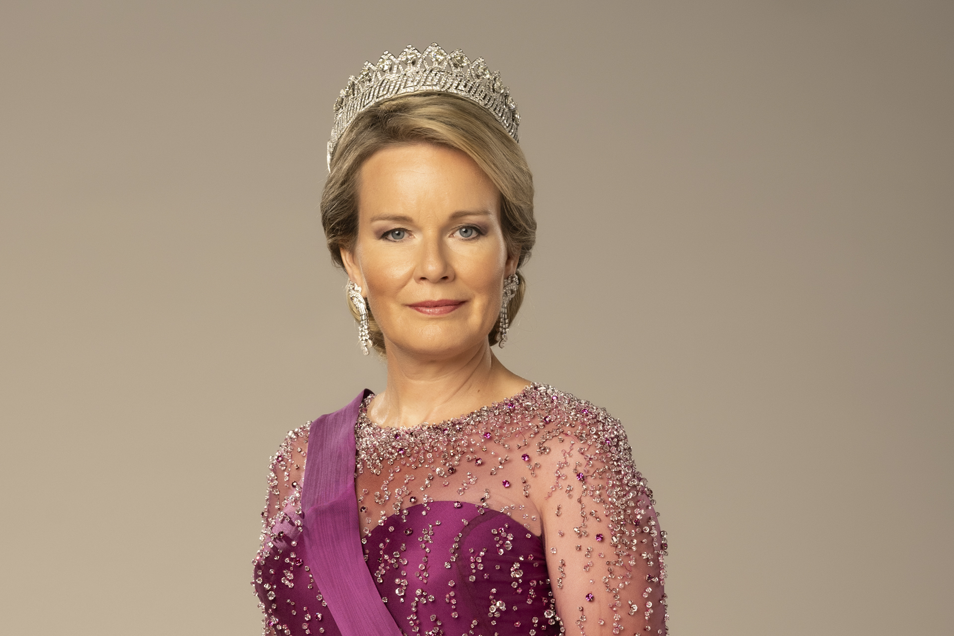 Koningin Mathilde leek wel een bruidsjurk te dragen
