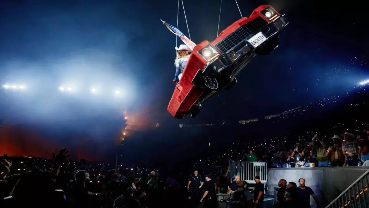 Terrifying moment: Beyoncé’s stage rig tilts mid-air during Houston ...