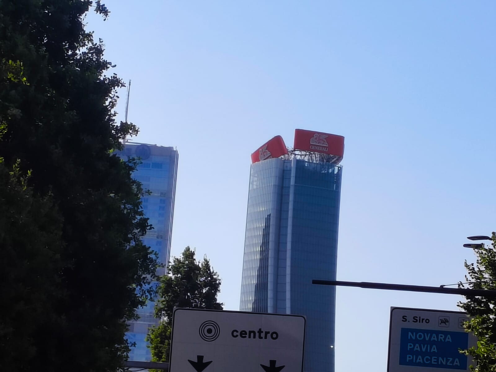 Collassa l'insegna sulla Torre Hadid di Milano. È in bilico a 192 metri ...