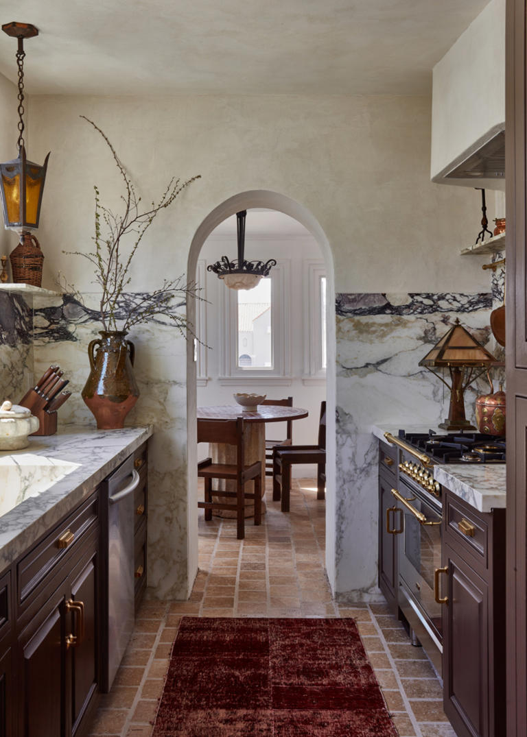 "I've Got a Long and Narrow Kitchen, What Can I Do With It?" 10 Ideas ...