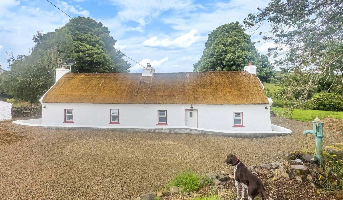 Inside ‘enchantingly modern’ €300k thatched cottage in Donegal