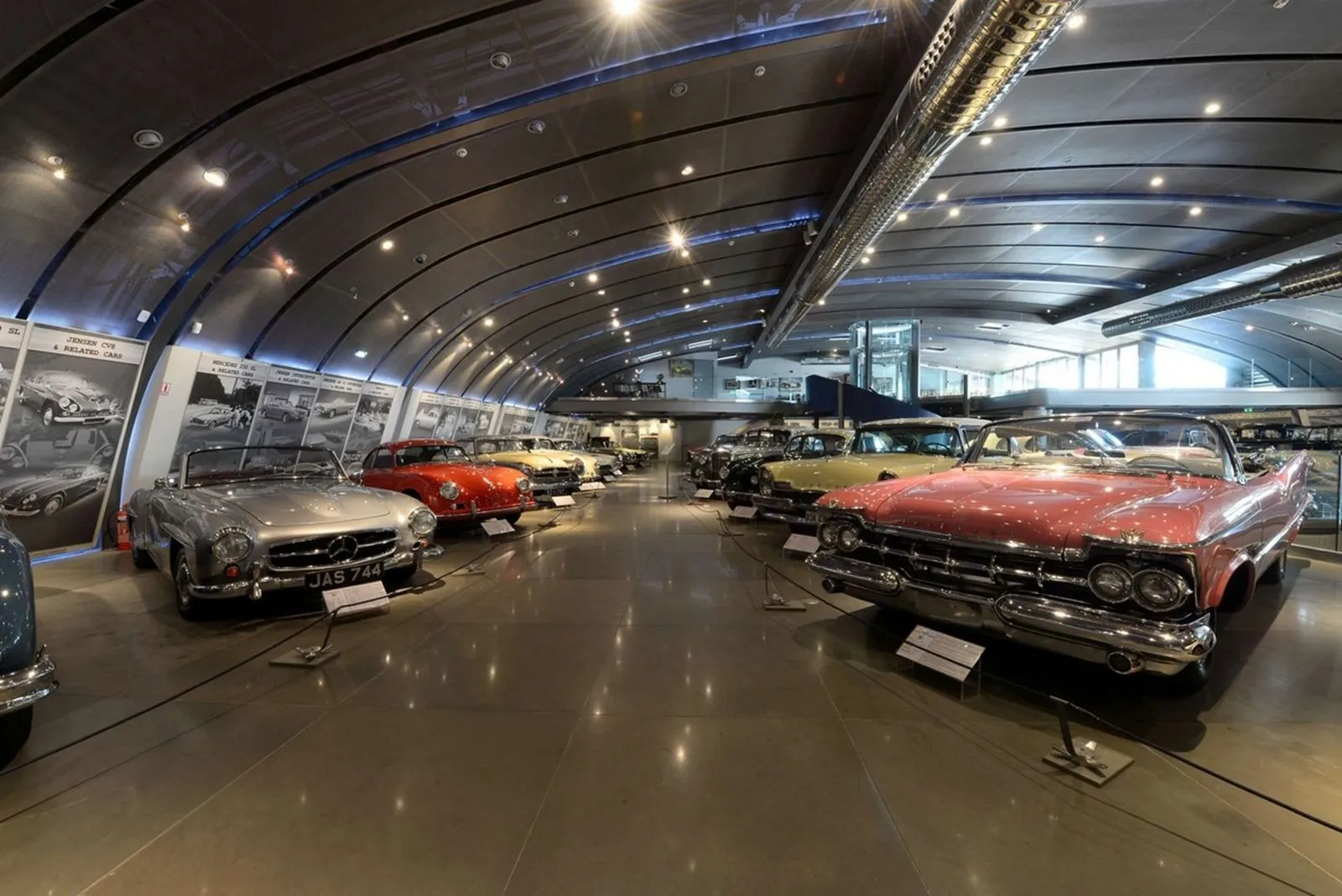 Στο Ελληνικό Μουσείο Αυτοκινήτου η φωτογράφηση της φανέλας για τις ...