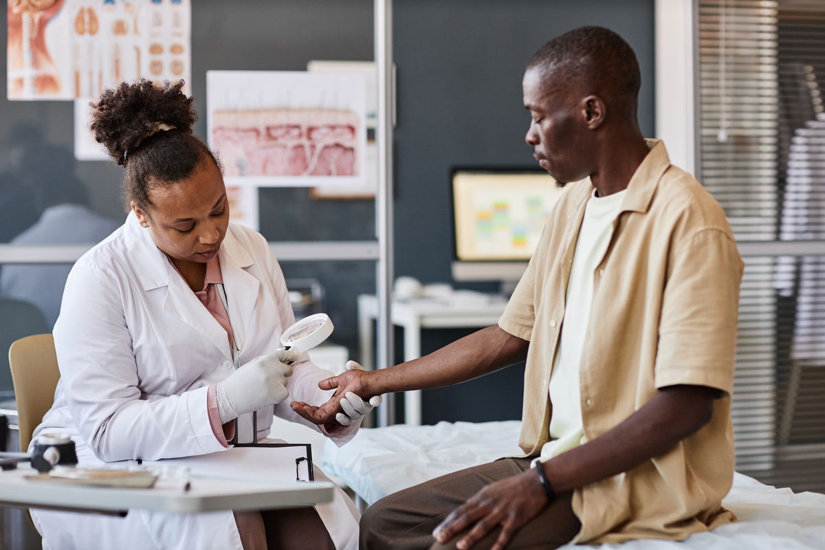 Bolhas nas mãos que coçam: 7 causas (e o que fazer)