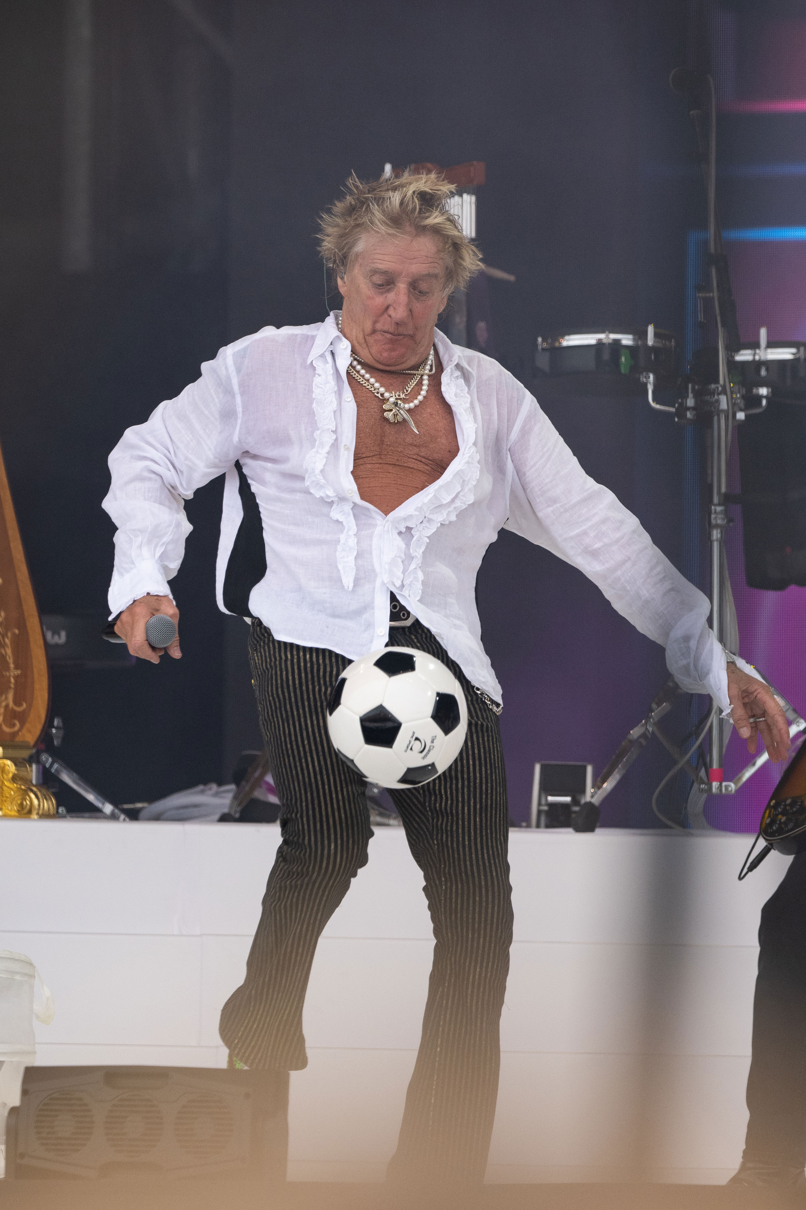 How Rod Stewart stays fit at 80, as Maggie May singer impresses ...