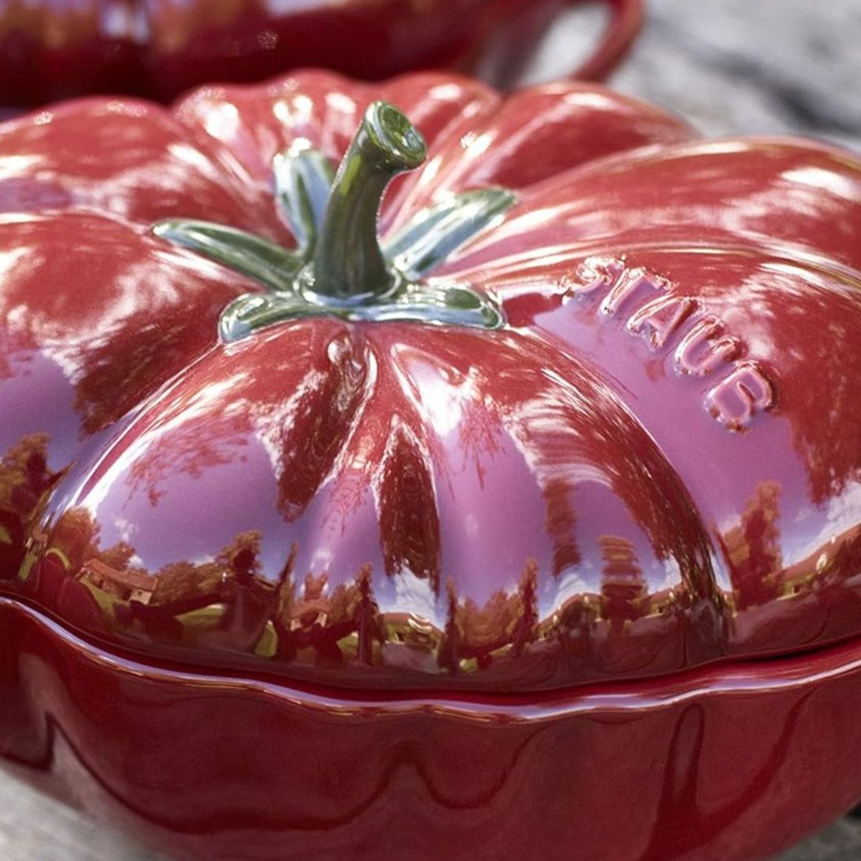 Cette mini cocotte Staub en forme de tomate est la star de l’été (et ...