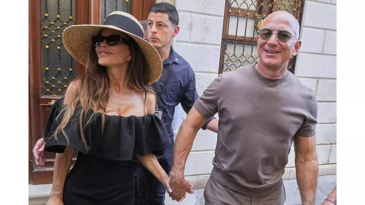 Amazon founder Jeff Bezos' text that made a plane load of gifts to ...