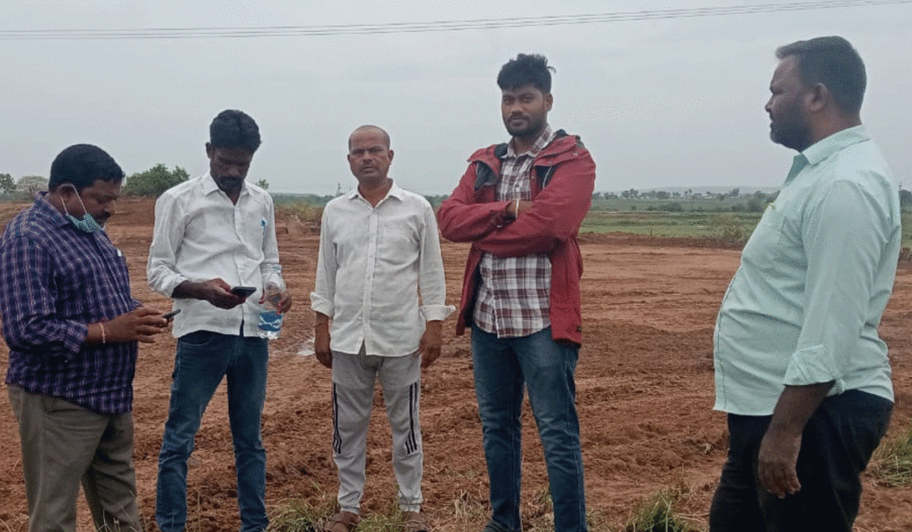 Errakunta Lake | ఎర్రకుంట చెరువును సందర్శించిన రెవెన్యూ, ఇరిగేషన్ అధికారులు