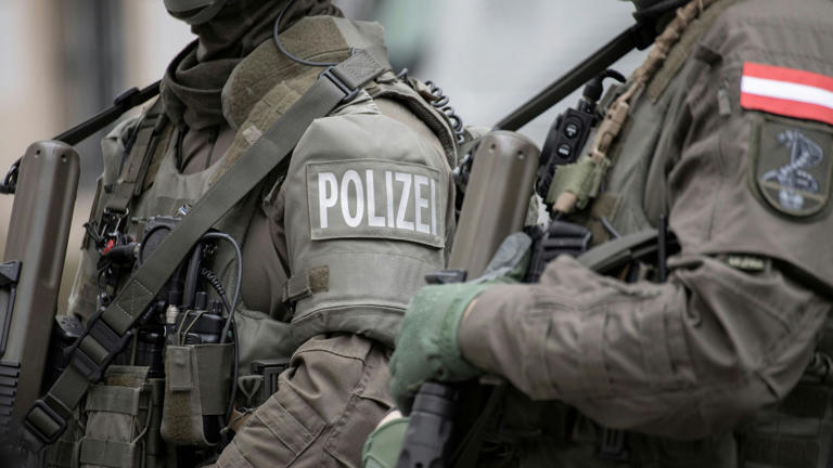 Cobra-Einsatz! 70-Jähriger bedroht Teenie mit Messer