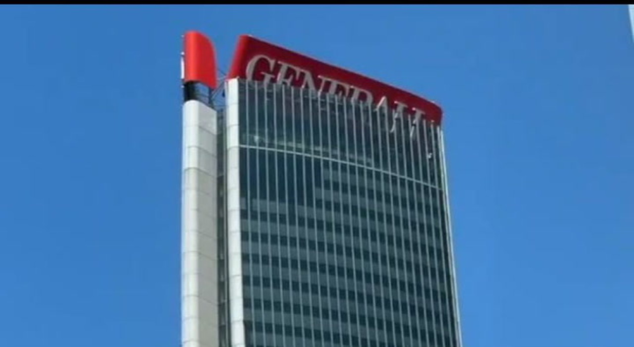 A Milano cede l'insegna Generali sulla Torre Hadid, edificio evacuato