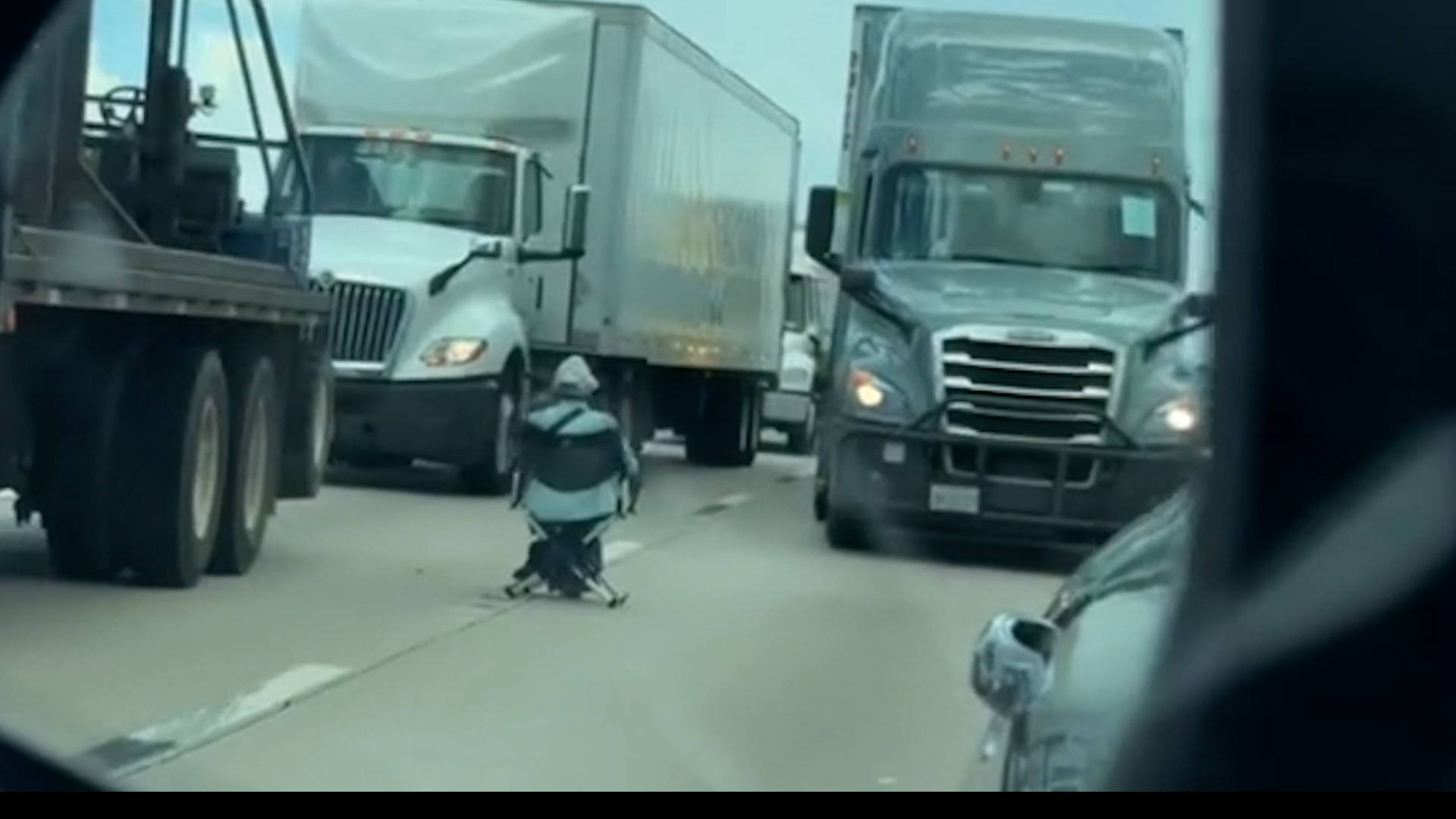 Armed woman in lawn chair causes major I-45 traffic jam during freeway ...