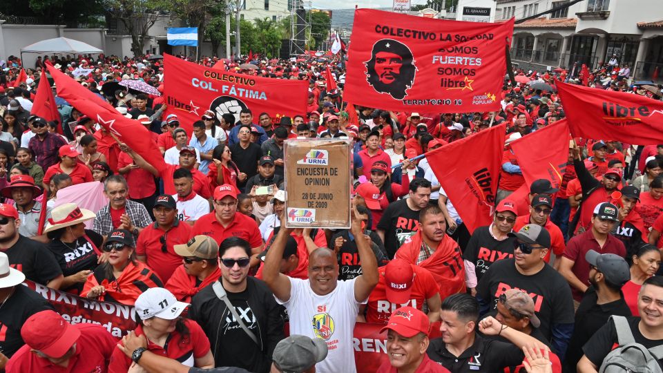 Partido Libre marcha para conmemorar 16 años del golpe de Estado en ...