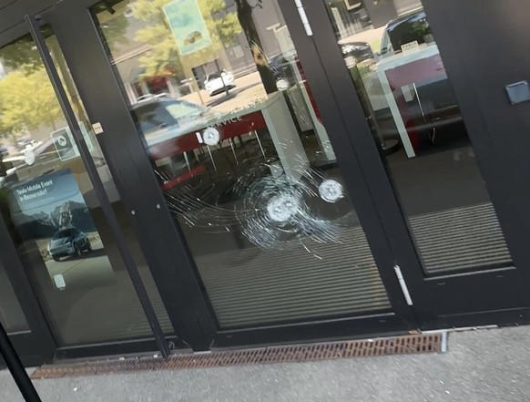 Vandalen zerstören Scheiben bei Tesla-Garage in Schlieren – Polizei ...