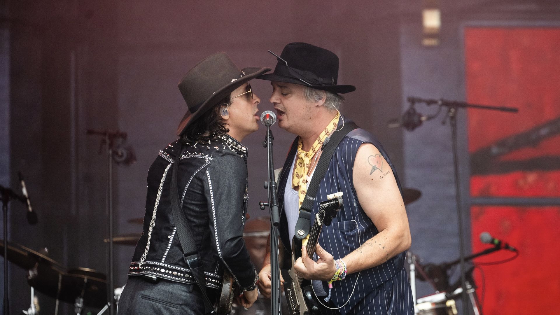 The Libertines roll back the years at Glastonbury with a classic, scrappy, rough-around-the ...