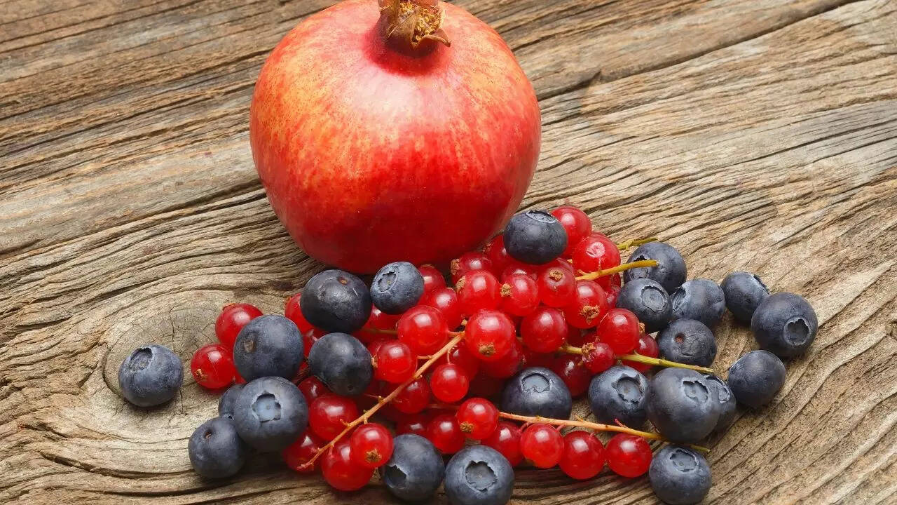 Anaar (pomegranate) vs Blueberry: Which is healthier?