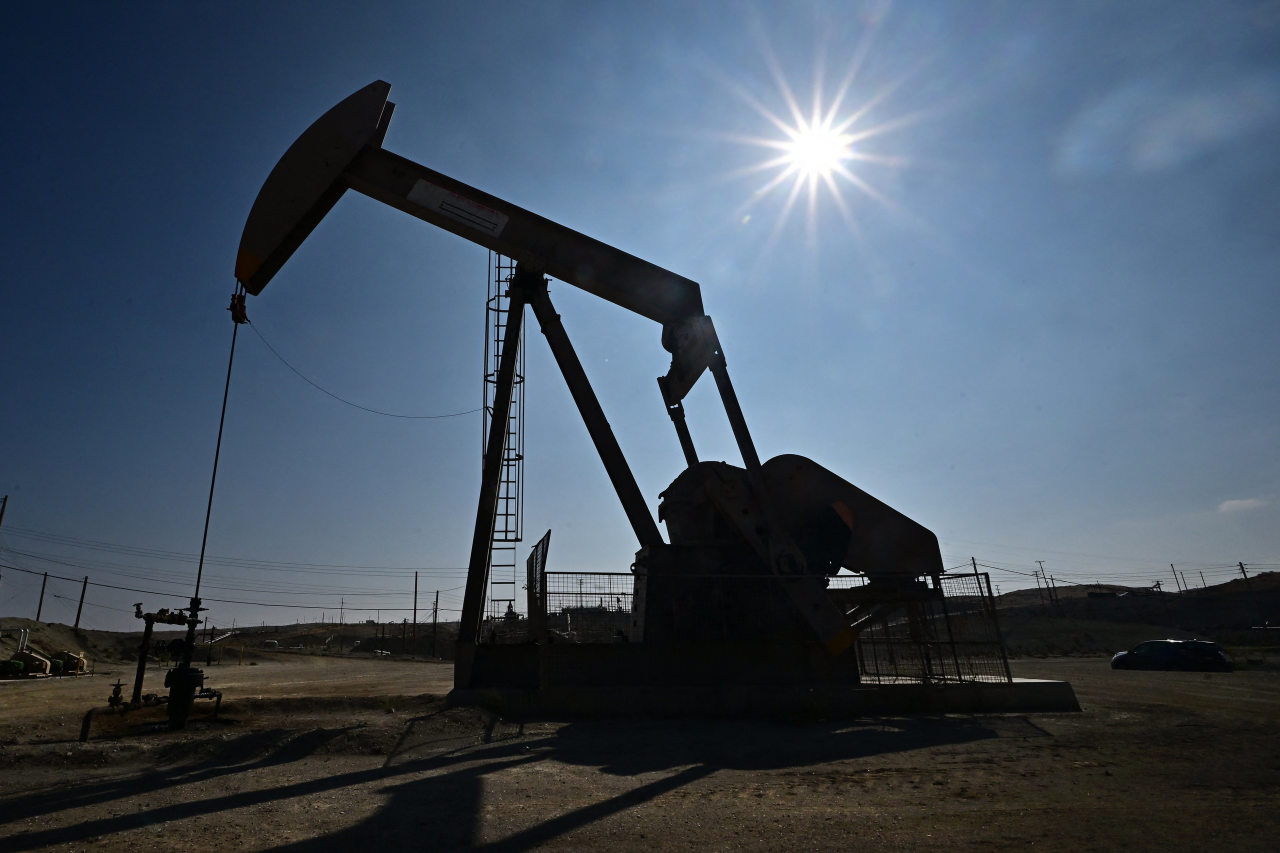 U.S. Crude Oil Stockpiles Fall for Second Straight Week