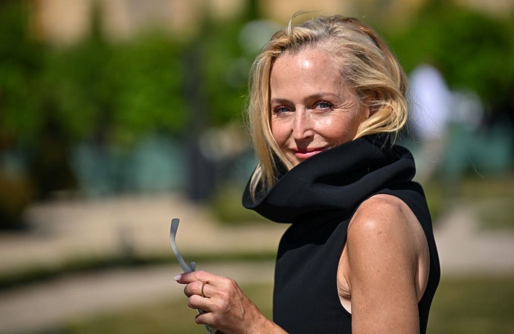 Canicule à Versailles : Gillian Anderson, 56 ans, fait sensation dans une robe noire à col ...