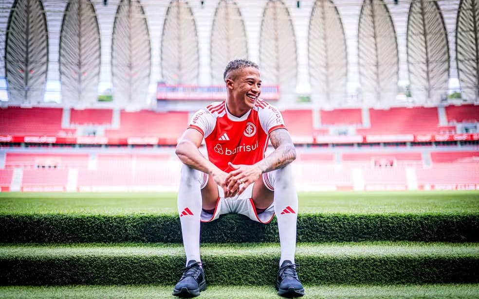 Internacional espera por definição da Fifa para manter atacante