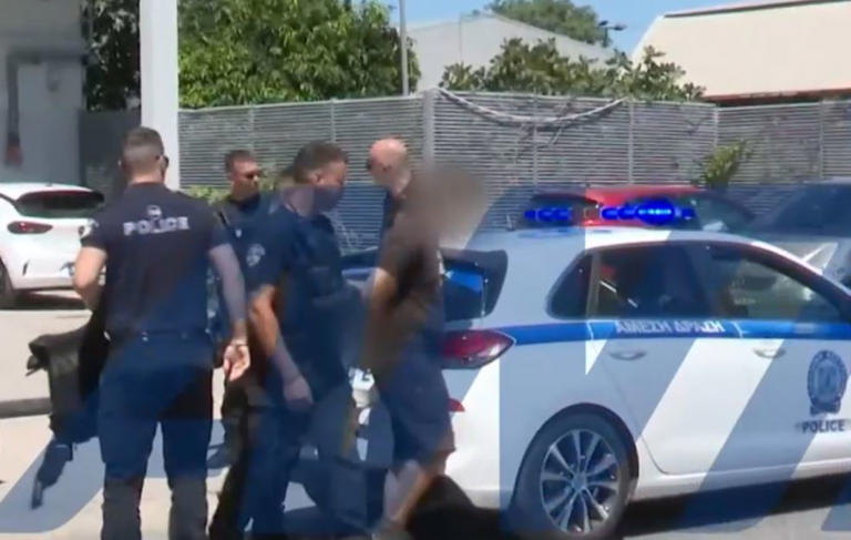 Τρόμος στη Λ. Μαραθώνος: Η στιγμή που αστυνομικοί οδηγούν στο ...
