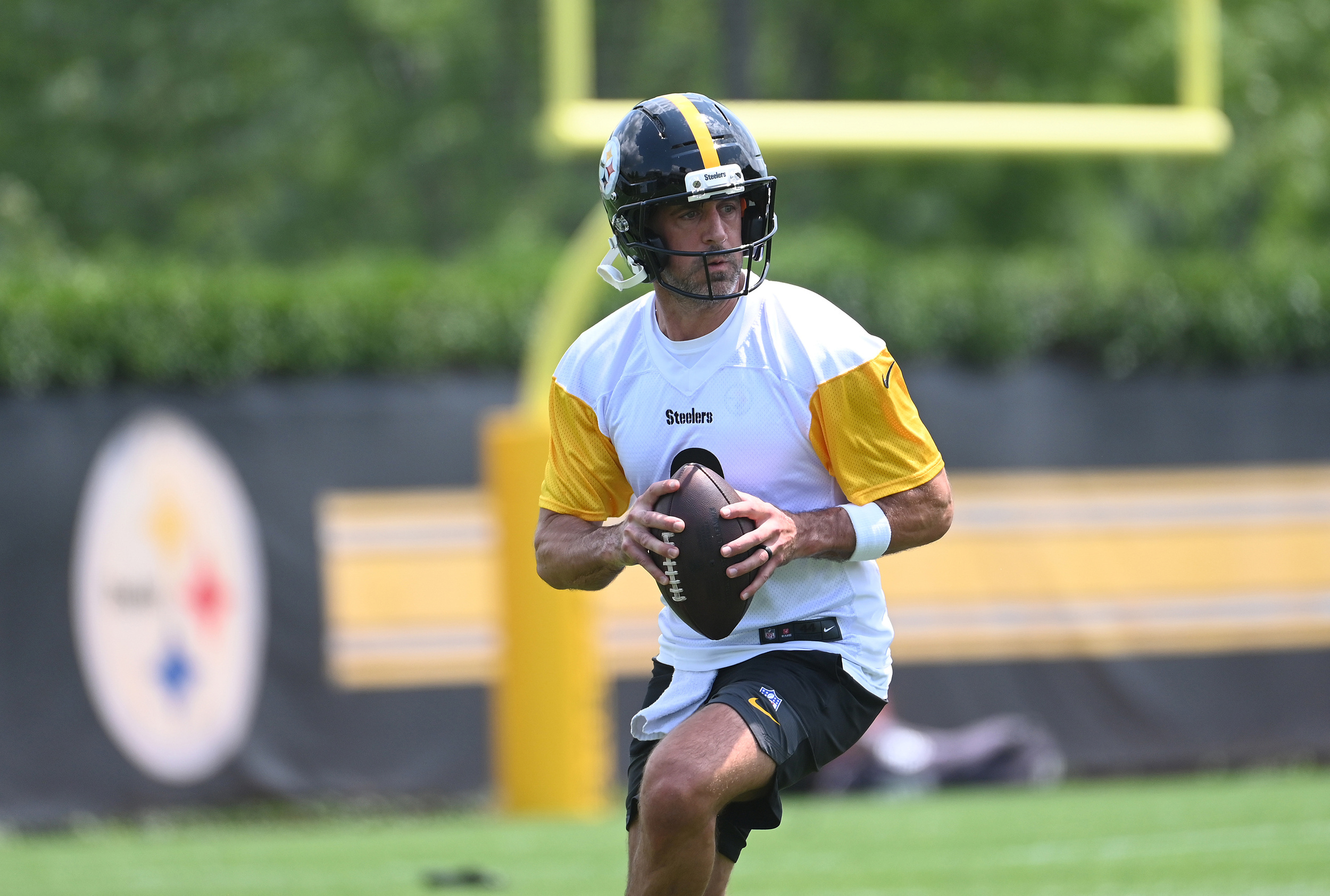 Steelers' Aaron Rodgers Is Under Pressure To Perform Great Early In ...