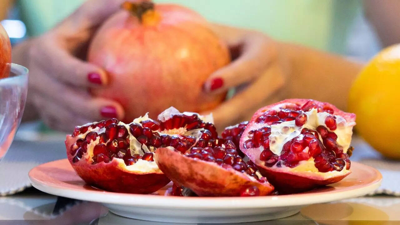 Anaar (pomegranate) vs Blueberry: Which is healthier?