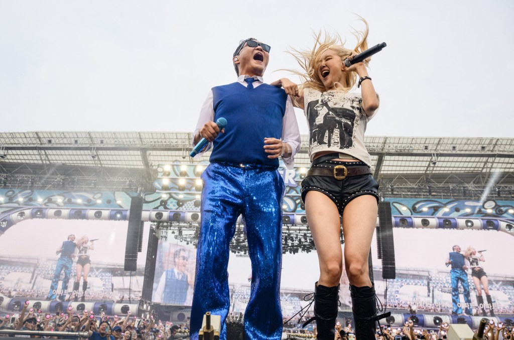 ROSÉ of BLACKPINK Crashes PSY's Summer Swag Concert for Surprise ‘APT ...