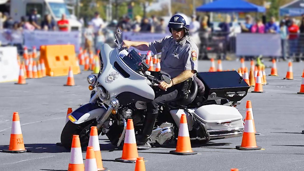 US Cops Display Insane Skills at Motorcycle Rodeo