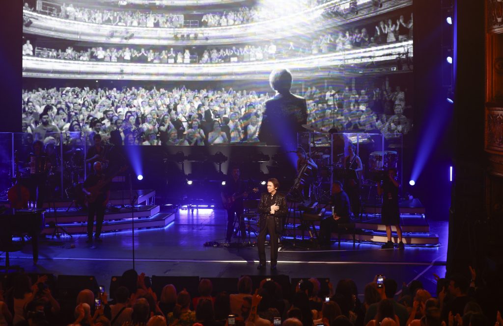 A los 82 años, Raphael canta, declama y conquista como si fuera la ...