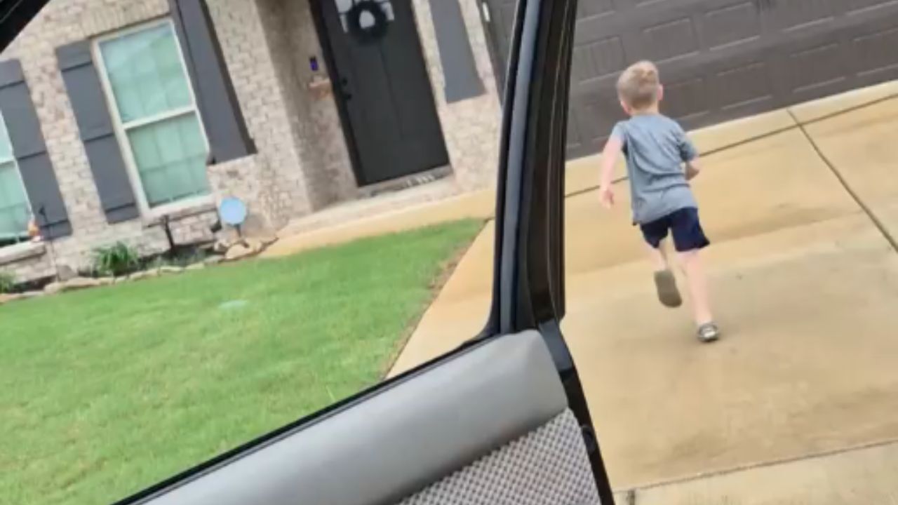 Kid's sneaky plan to Ding Dong Ditch his friend fails hilariously when ...
