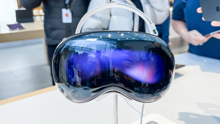 Apple Has Big Vision Pro Plans for 2027, Including Smart Glasses ...
