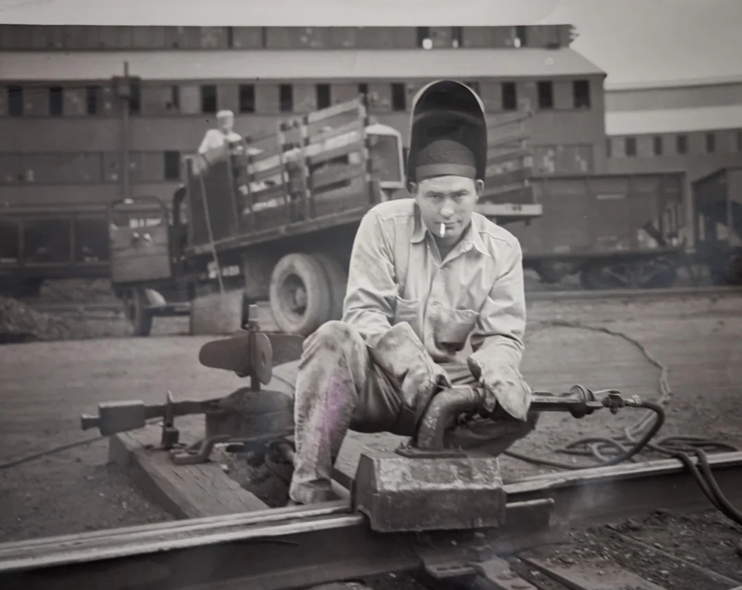 20 Vintage Photos of Railroad Workers from the Past (1890s-1970s)