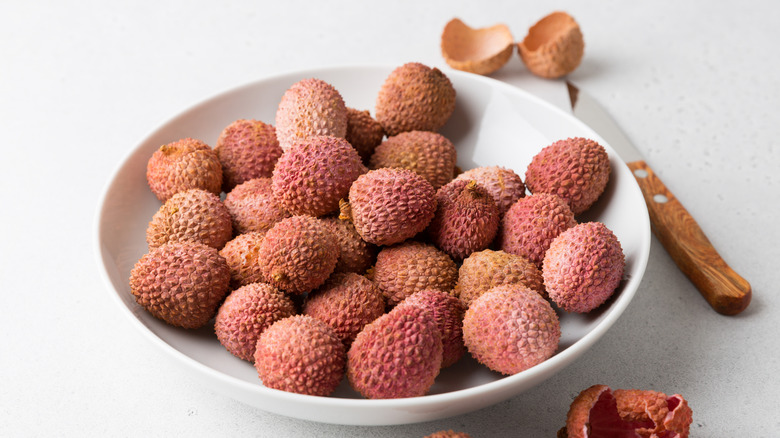 Peeling Lychee Is Way Easier With This Simple Method