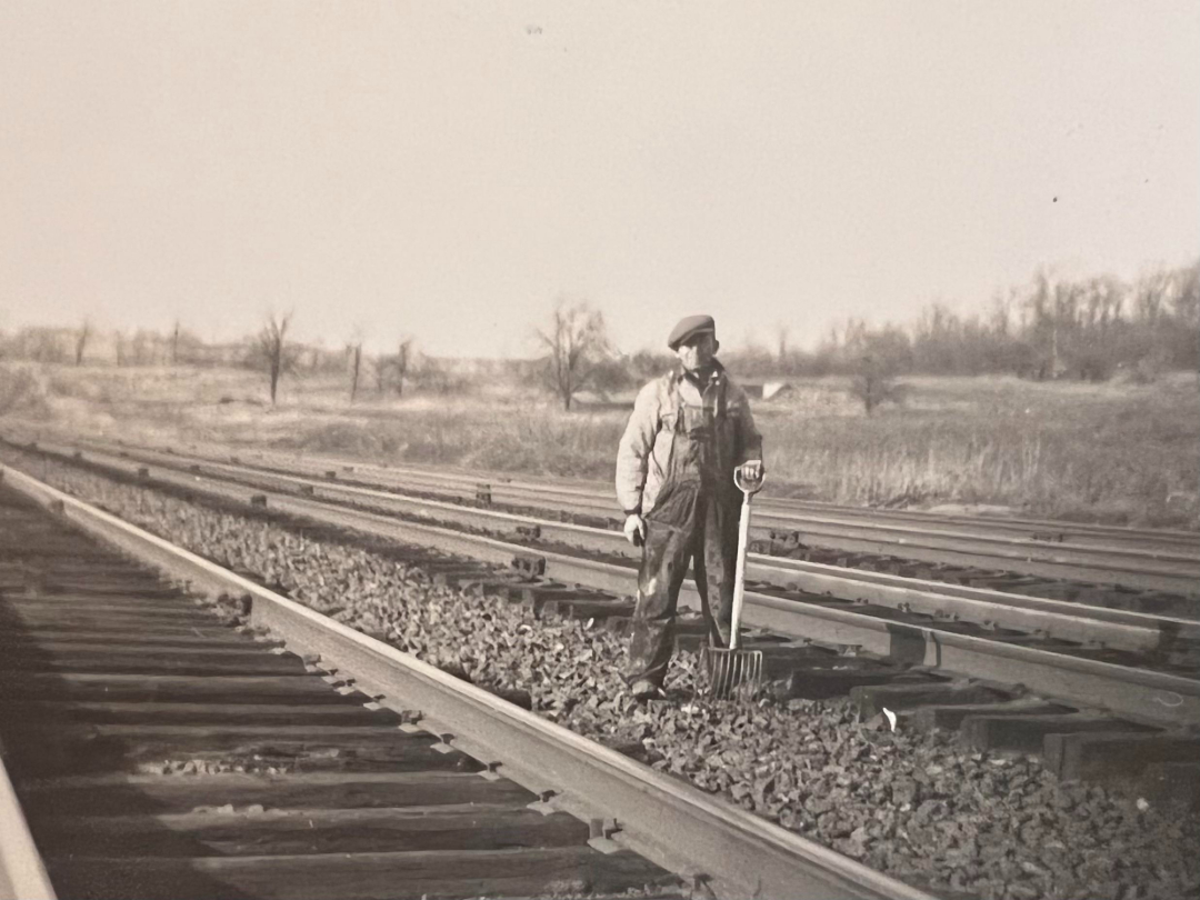 20 Vintage Photos of Railroad Workers from the Past (1890s-1970s)