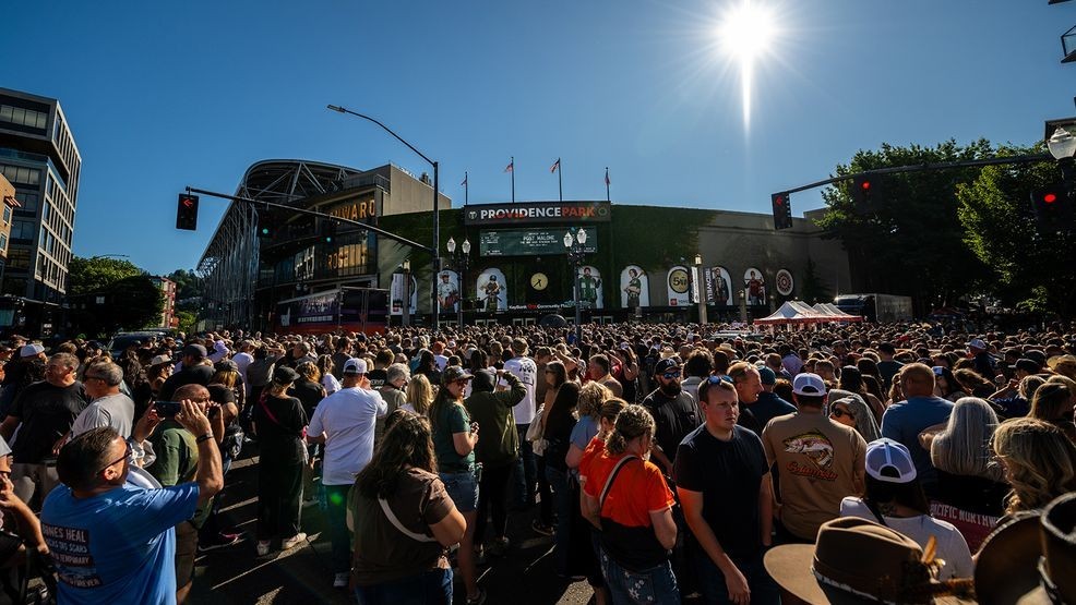 Portland fans praise show but criticize chaotic entrance, sound issues ...
