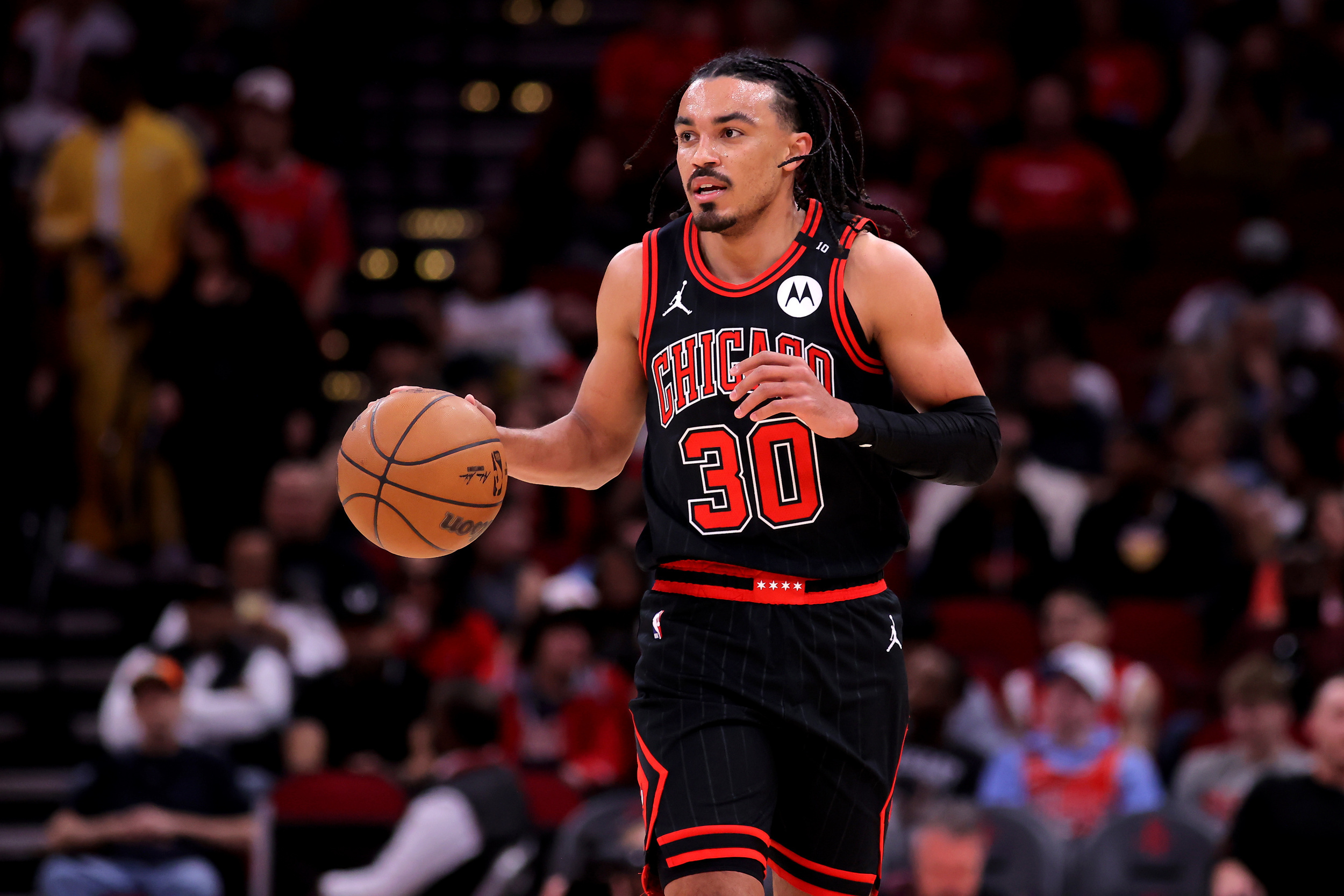 Bulls sticking with glut of point guards by re-signing veteran