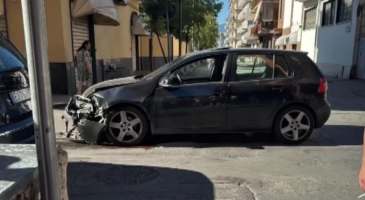 Frontale tra due auto, veicoli distrutti: anziano ferito alla testa