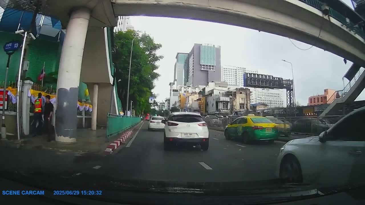 Dashcam captures tree branches falling onto car during storm in Thailand