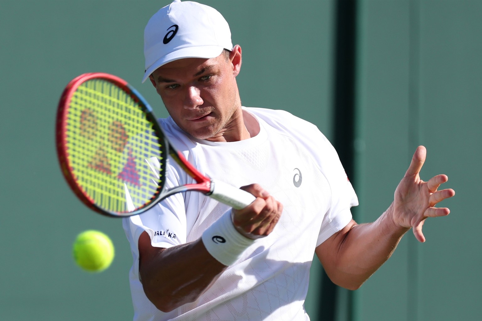 Wielki triumf Majchrzaka. Finalista Wimbledonu pokonany w pięciu setach