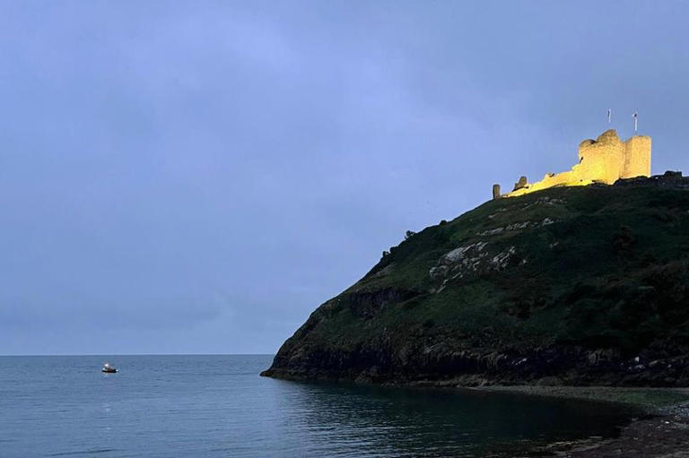 Major rescue launched of 'tombstoning' teens near castle