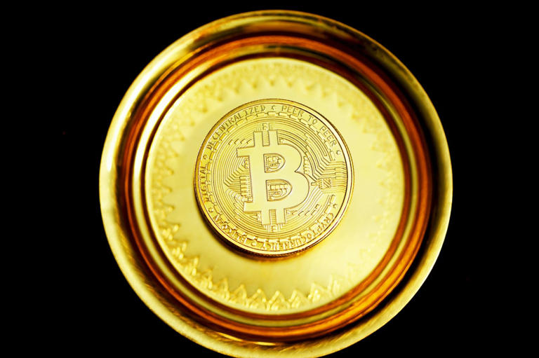 Crypto Market Recap: Bitcoin Hashrate Drops, Coinbase Shares Hit New ...