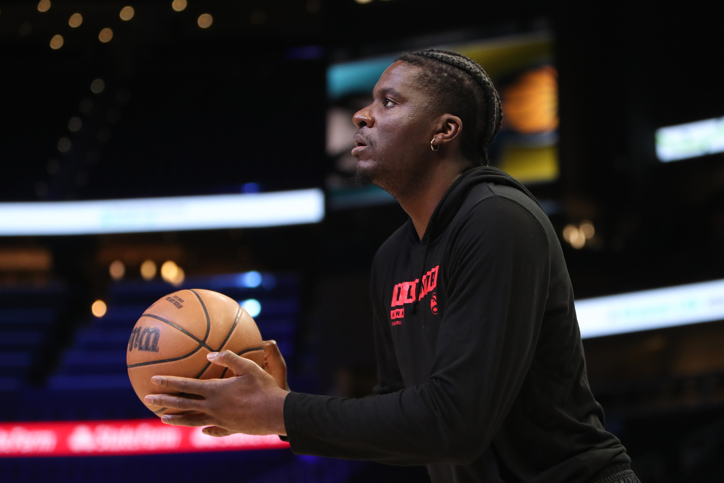 Rockets reunite with former starting center