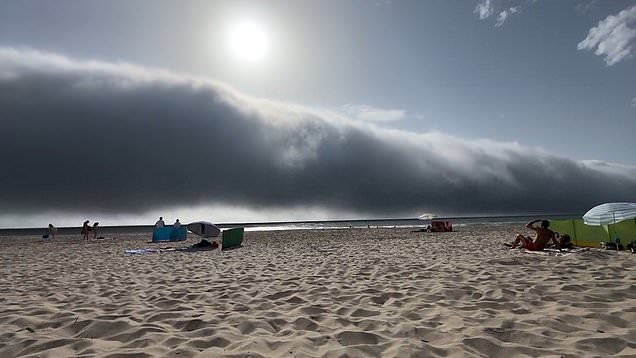 Heatwave creates towering 'tsunami cloud' which quickly consumes beach ...