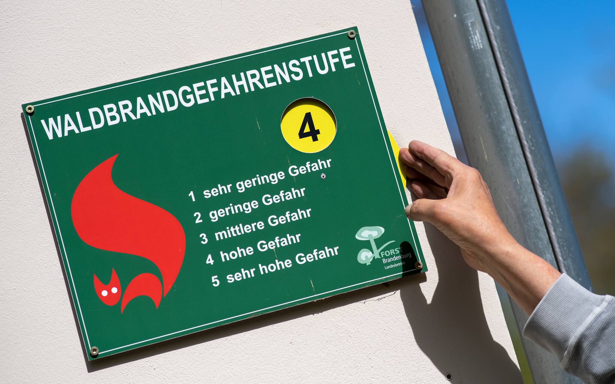 Waldbrandgefahr in Brandenburg gestiegen – Brand an Bahngleisen bei Thyrow