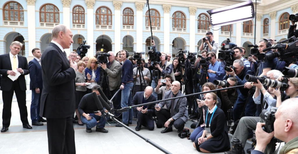 They're only human! Goofy (and often embarrassing) falls of celebrities