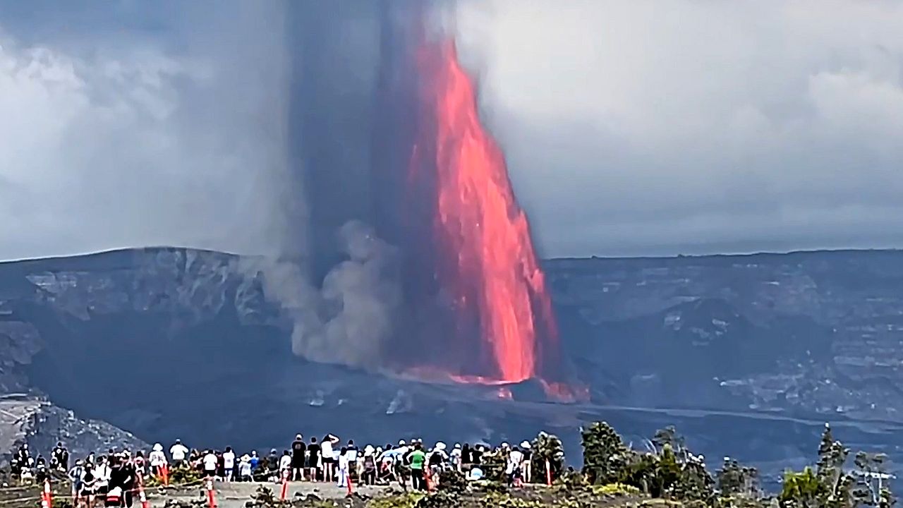 Massive lava fountain shoots 1,100ft high as Hawaii's Kilauea erupts again