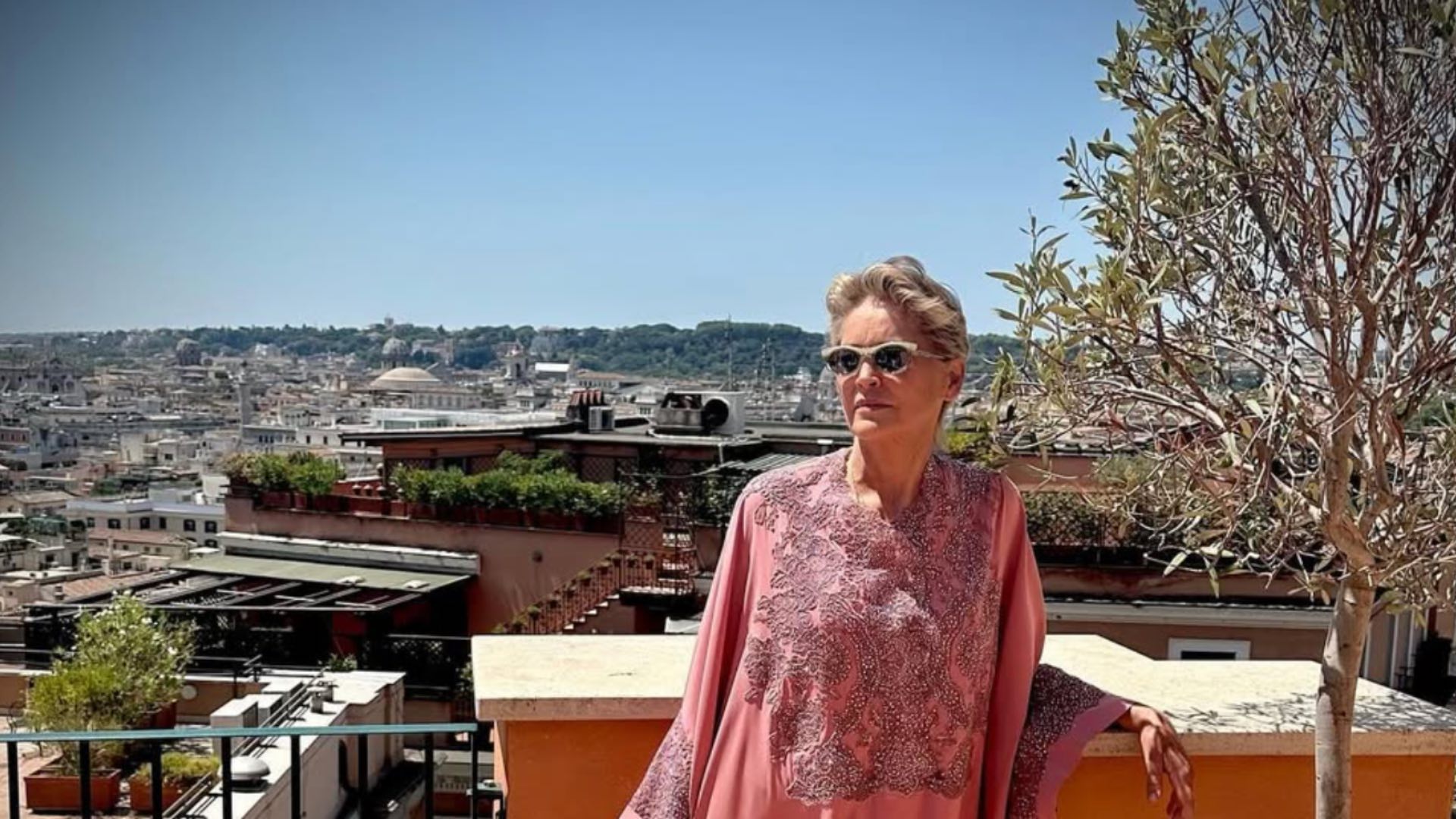 De tirar o fôlego: Sharon Stone e sua figura escultural aos 67 anos