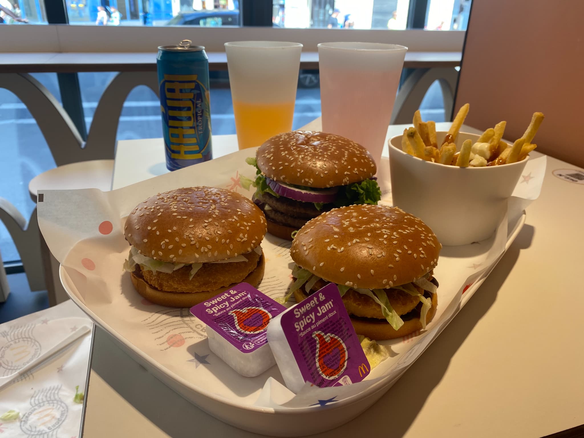Burger crevettes, frites "poutine"... McDonald's ajoute à sa carte 10 ...