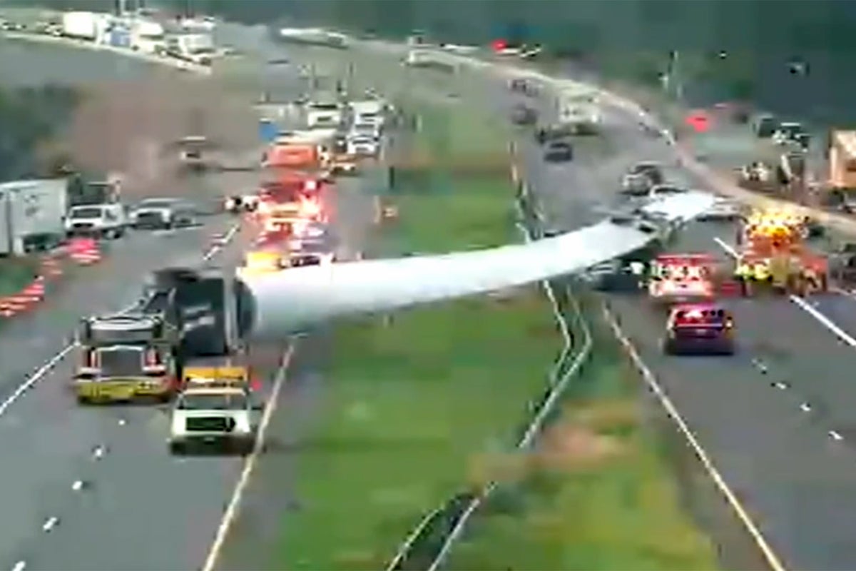 Huge wind turbine blade falls off truck and crashes into traffic on ...